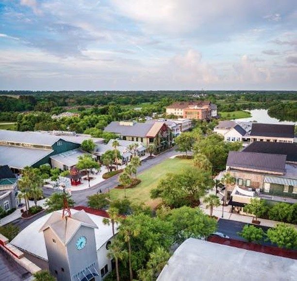 Shopping, dining, fresh air and beach access… need we say more ...